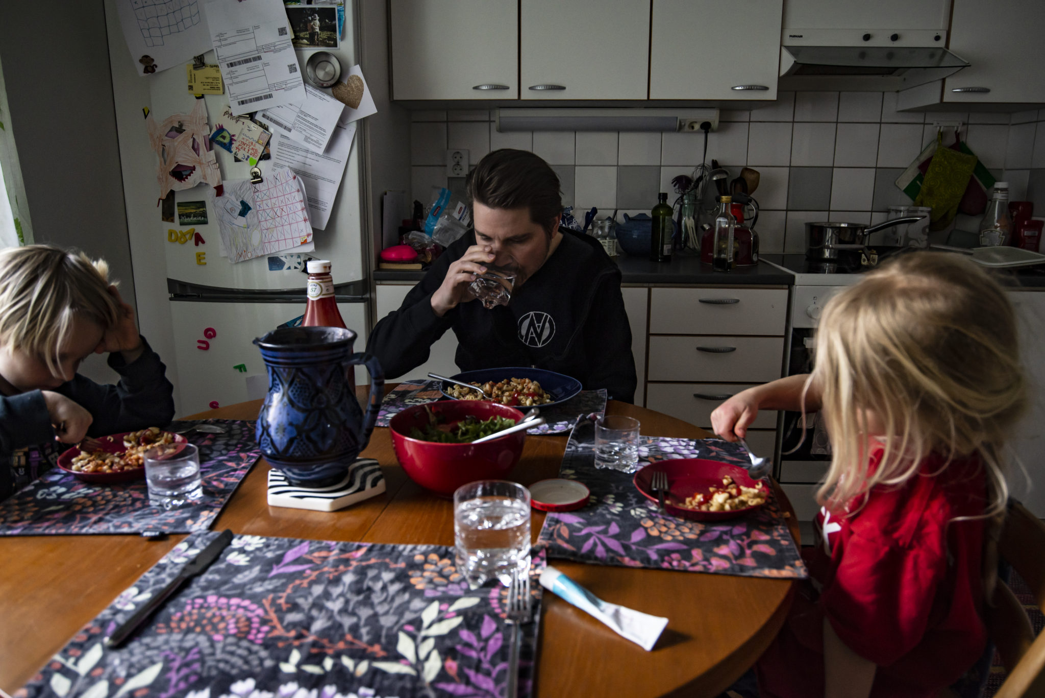 Ärsyttävän onnellinen perhe- vai ihan vain makaronilaatikkoarkea ...