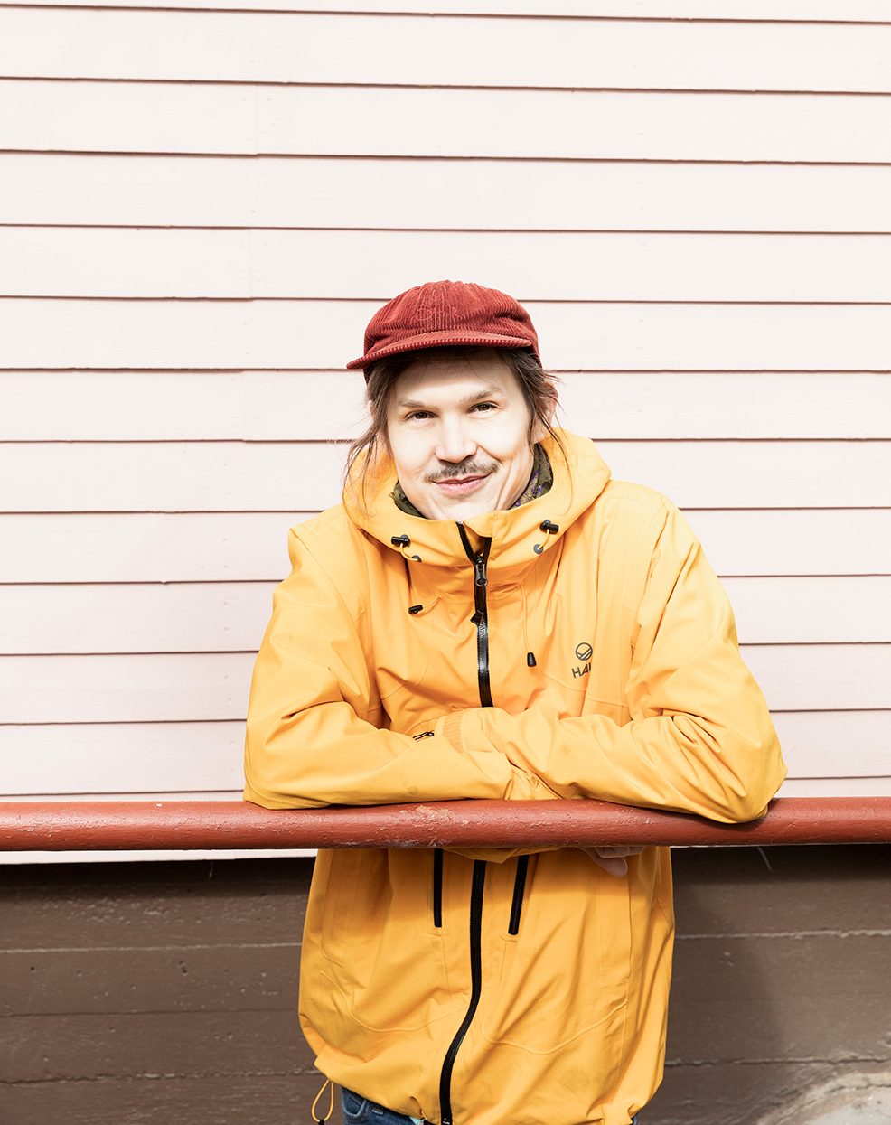 Kirjailija Joonatan Tola ei häpeä perhekotitaustaansa - Lapsen Maailma